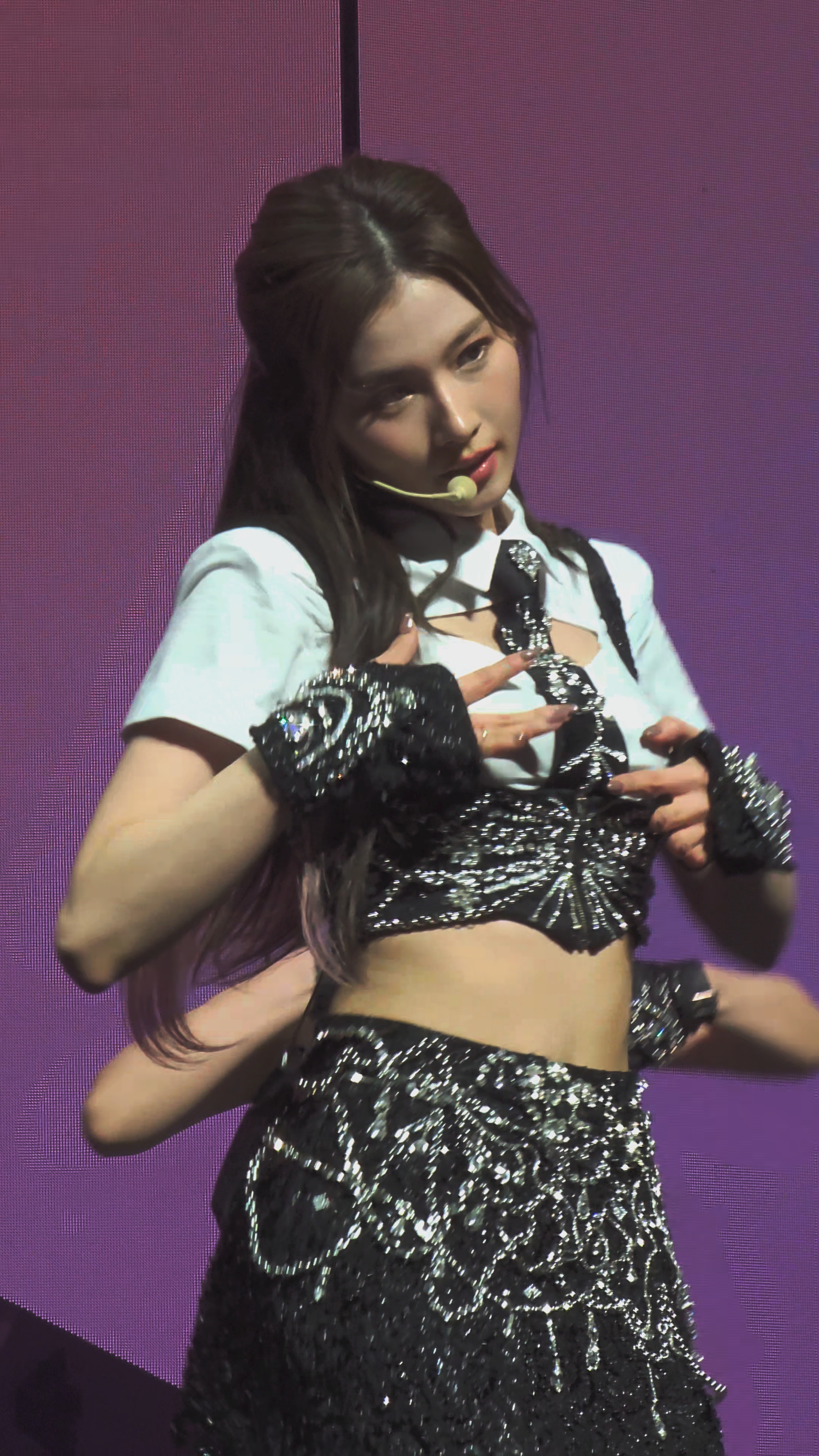 FvWUZn3aIAAmsii - Gifyu