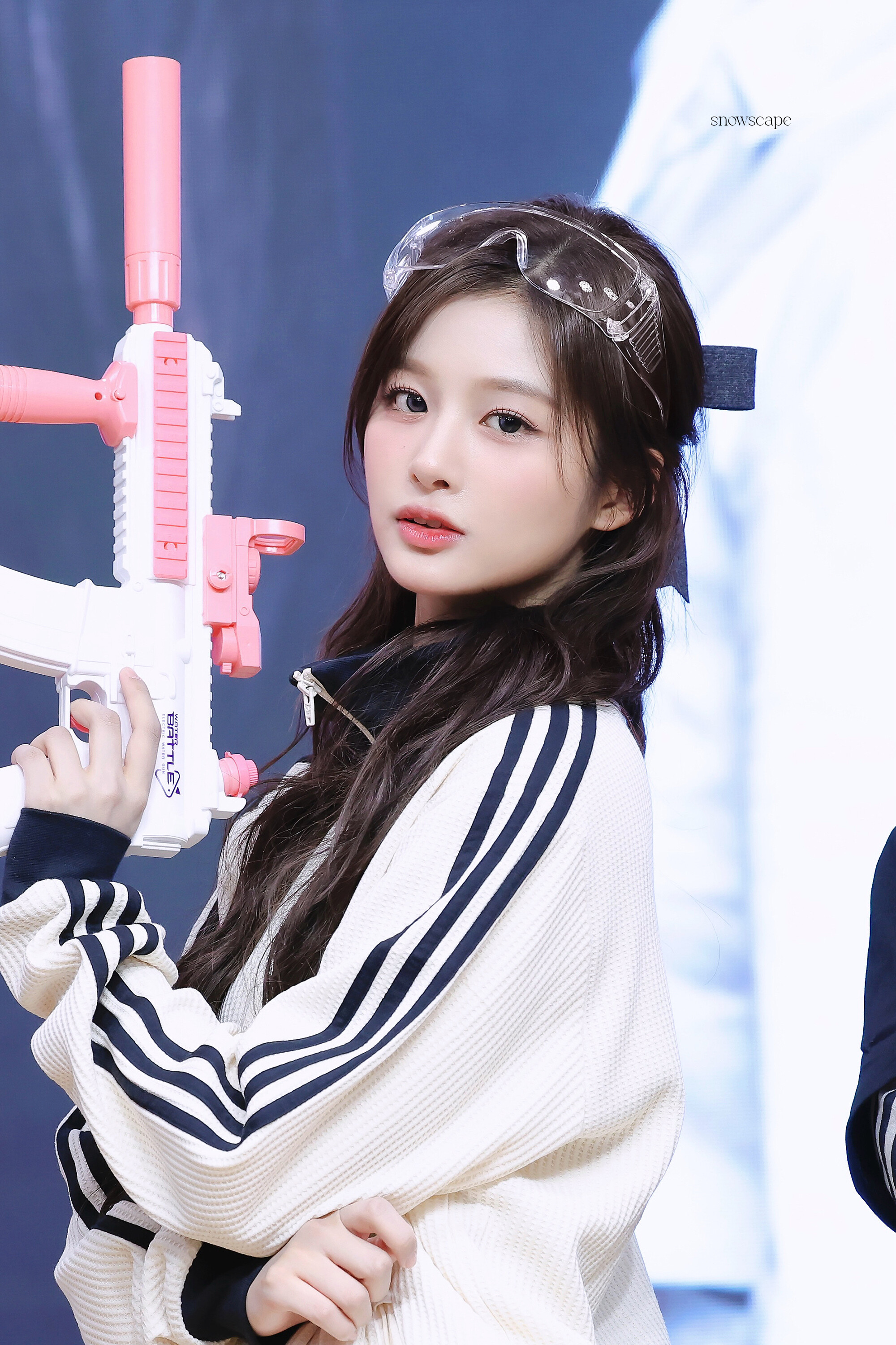 [엔믹스] 총을 든 설윤.jpg : MLBPARK